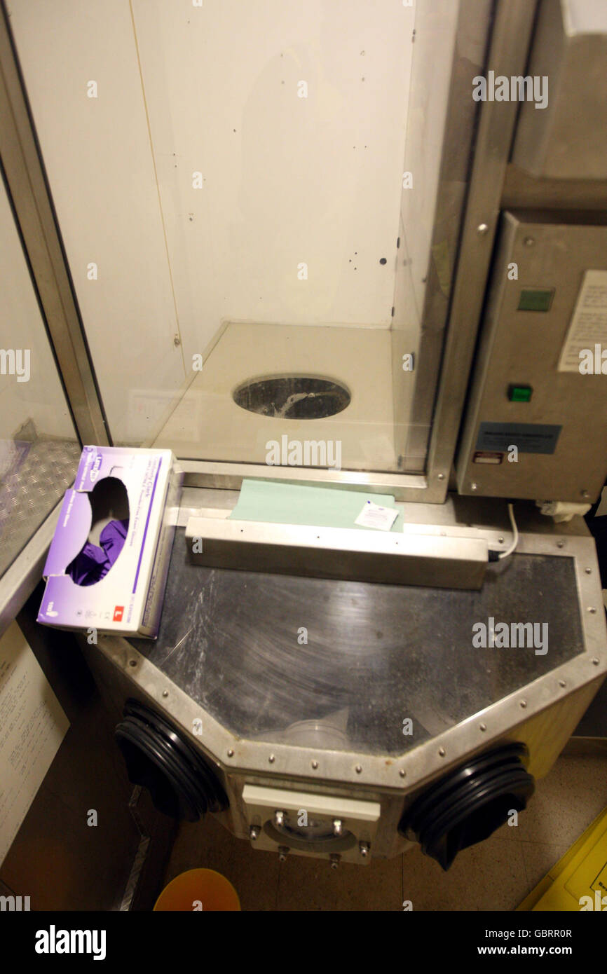 Airport toilet hi-res stock photography and images - Alamy