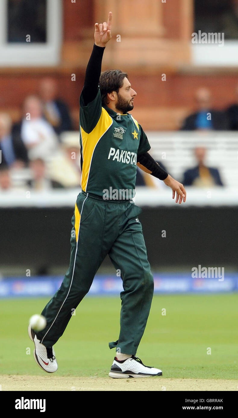 Pakistan bowler Shahid Afridi celebrates bowling out Netherland's ...
