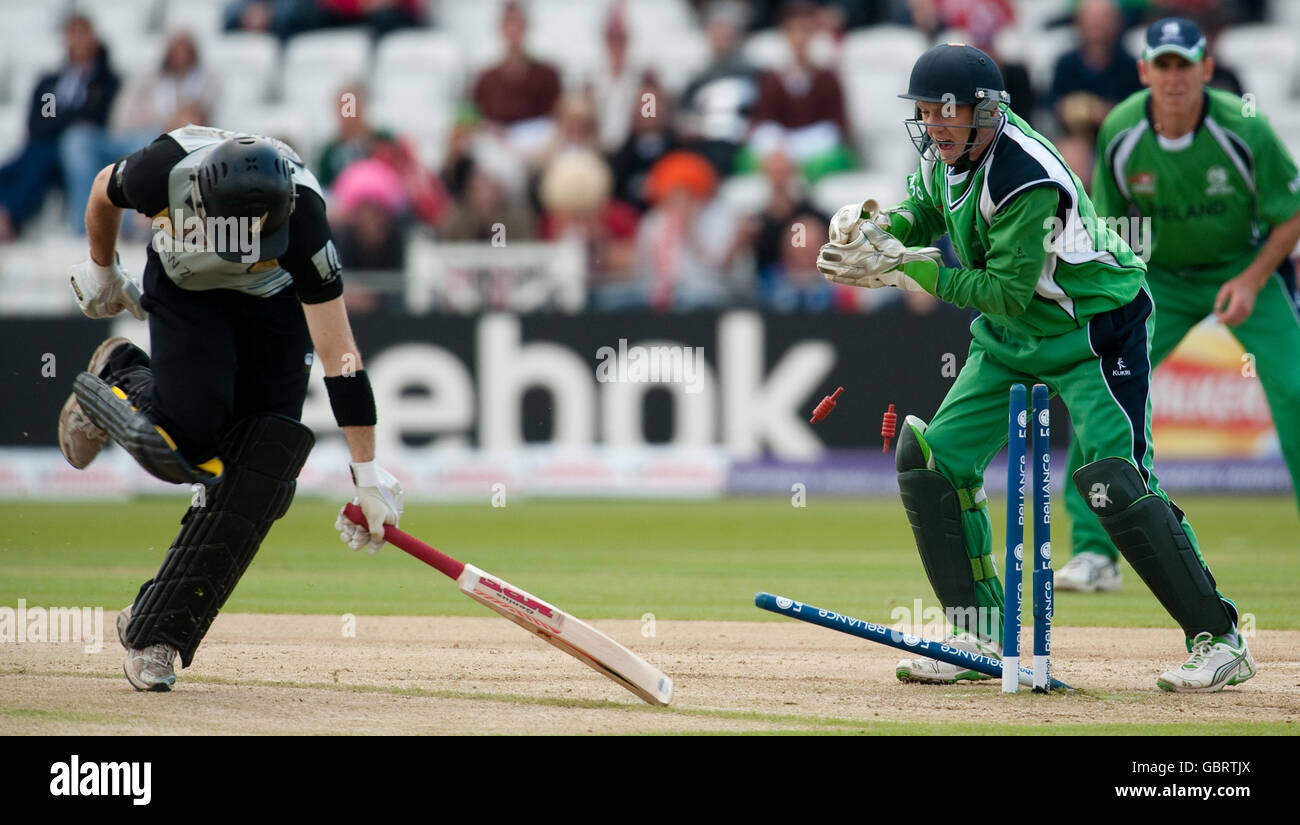 Cricket full length stretch hi-res stock photography and images - Alamy