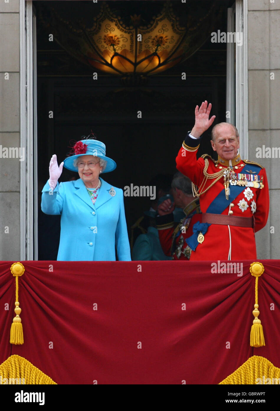 Queen elizabeth ii waves crowd balcony buckingham palace hi-res stock ...