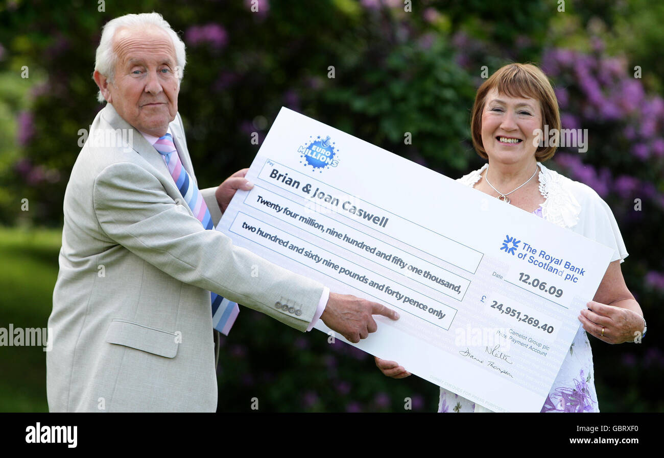 Oversized cheque hi-res stock photography and images - Alamy
