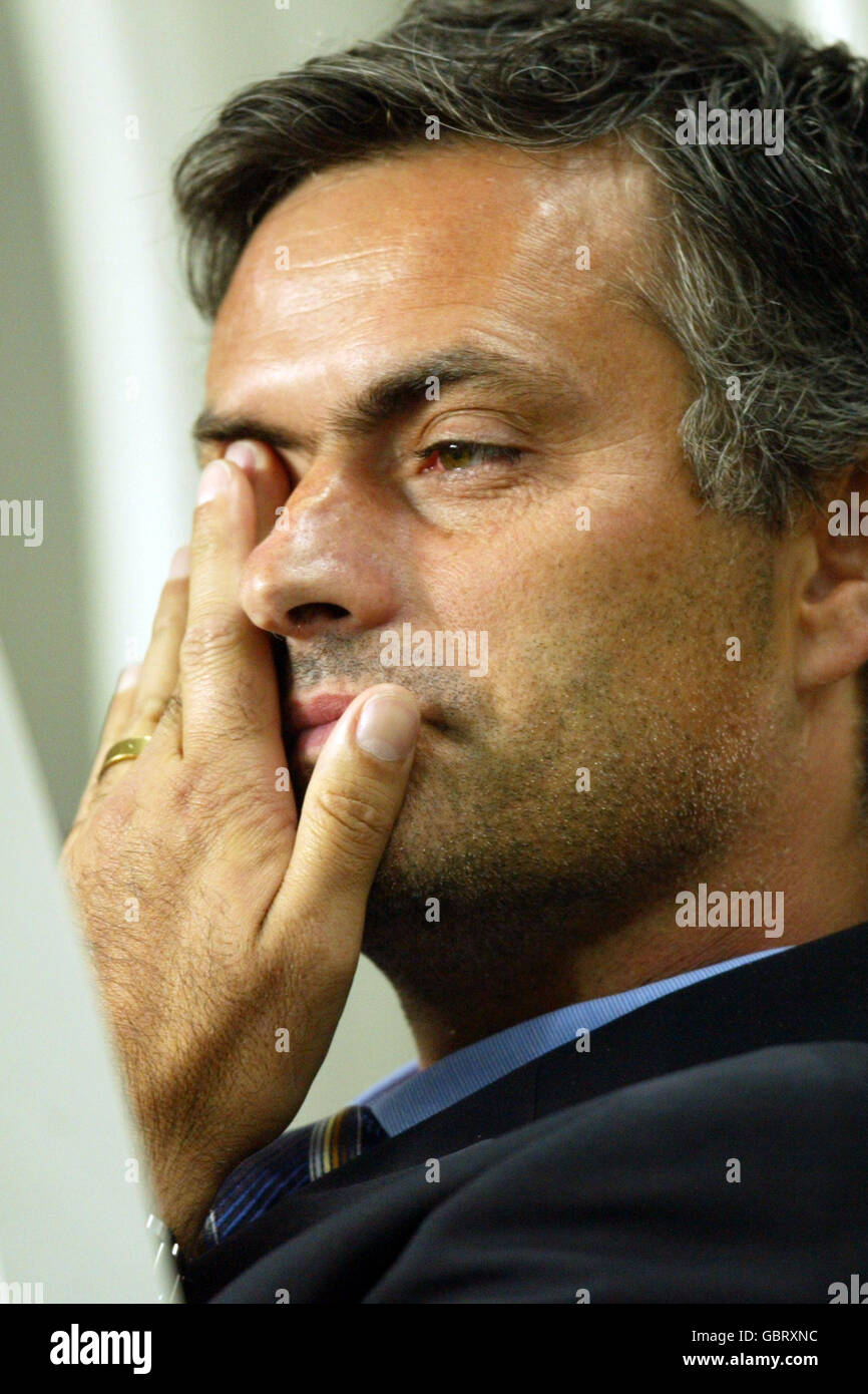 Football sits bench hi-res stock photography and images - Alamy