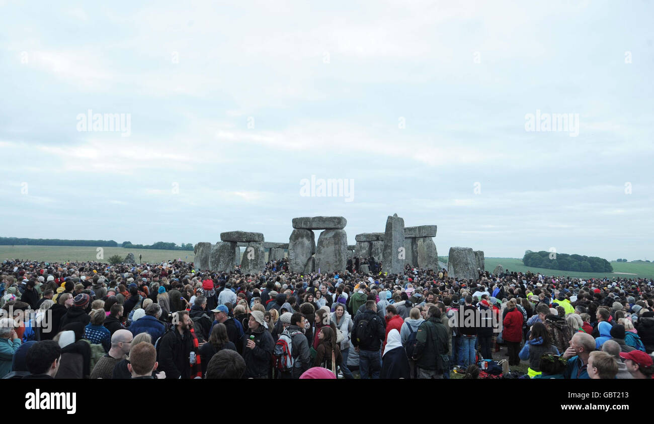 Stonehenge aerial with crowds hi-res stock photography and images - Alamy