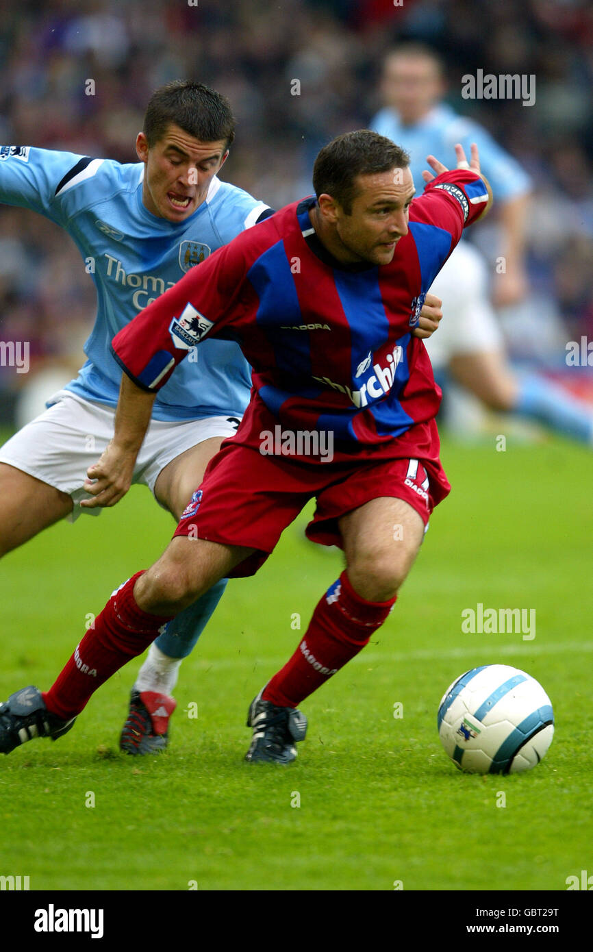 Crystal Palace's Michael Hughes (l) and Manchester City's Claudio Reyna ...