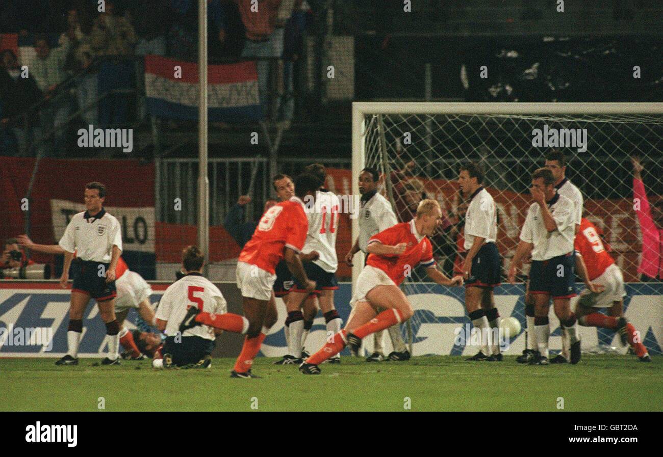 RONALD KOEMAN, NETHERLANDS CELEBRATES HIS GOAL AGAINST ENGLAND Stock ...