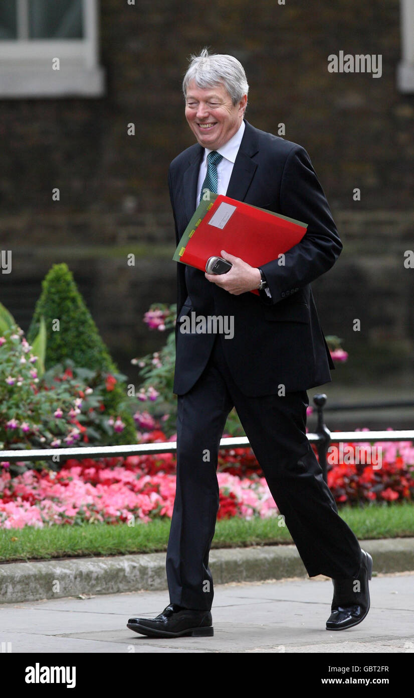 Home secretary alan johnson arrives 10 downing street cabinet meeting ...