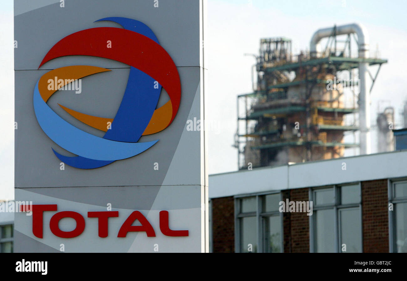 General view of the total oil refinery in immingham hi-res stock ...