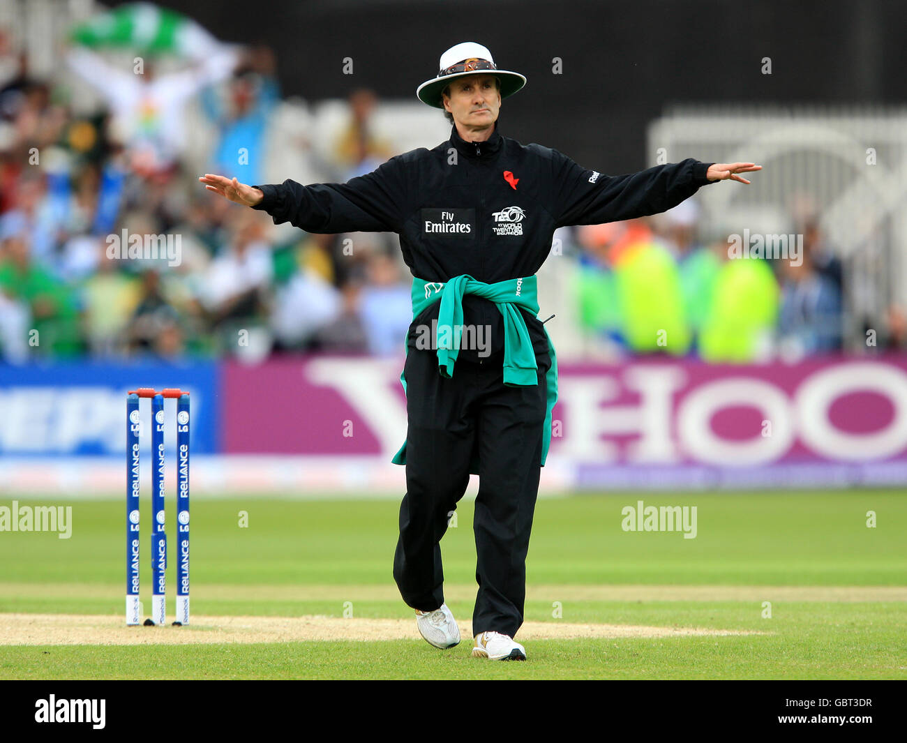 Umpire billy bowden signals a wide hi-res stock photography and images ...