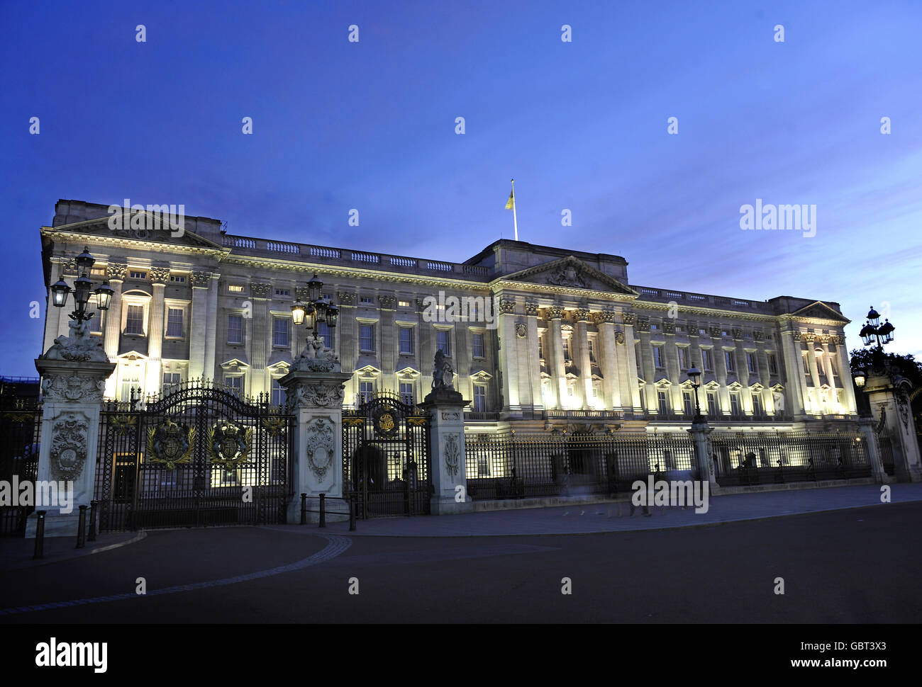 Buckingham palace exterior sunset hi-res stock photography and images ...