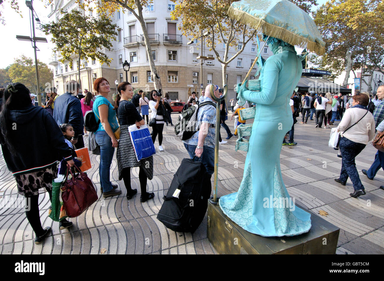 Human statues. La Rambla, Barcelona, Catalonia, Spain Stock Photo - Alamy
