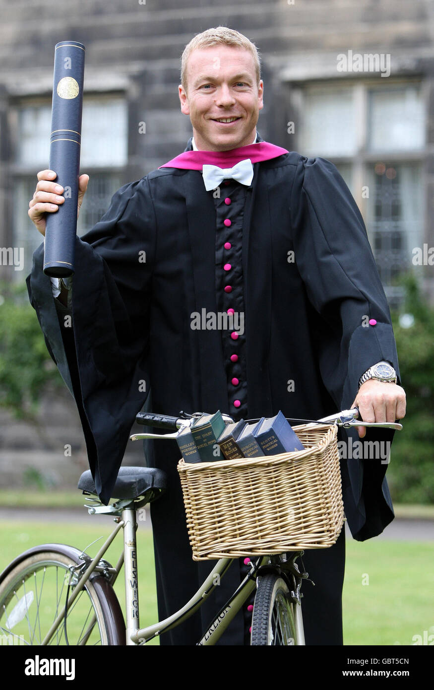 Student receiving award hi-res stock photography and images - Alamy