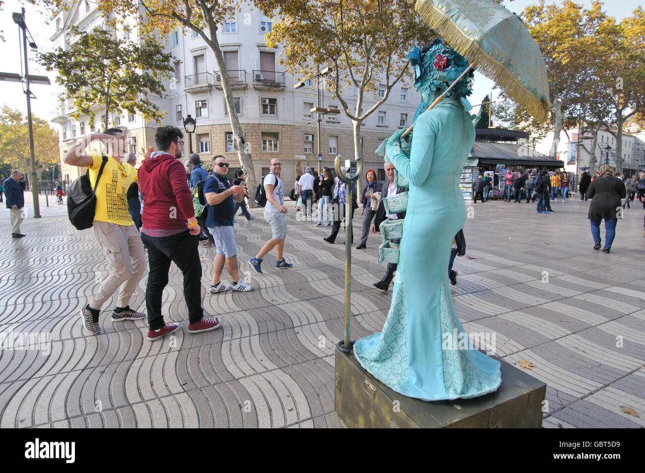 Human statues. La Rambla, Barcelona, Catalonia, Spain Stock Photo - Alamy