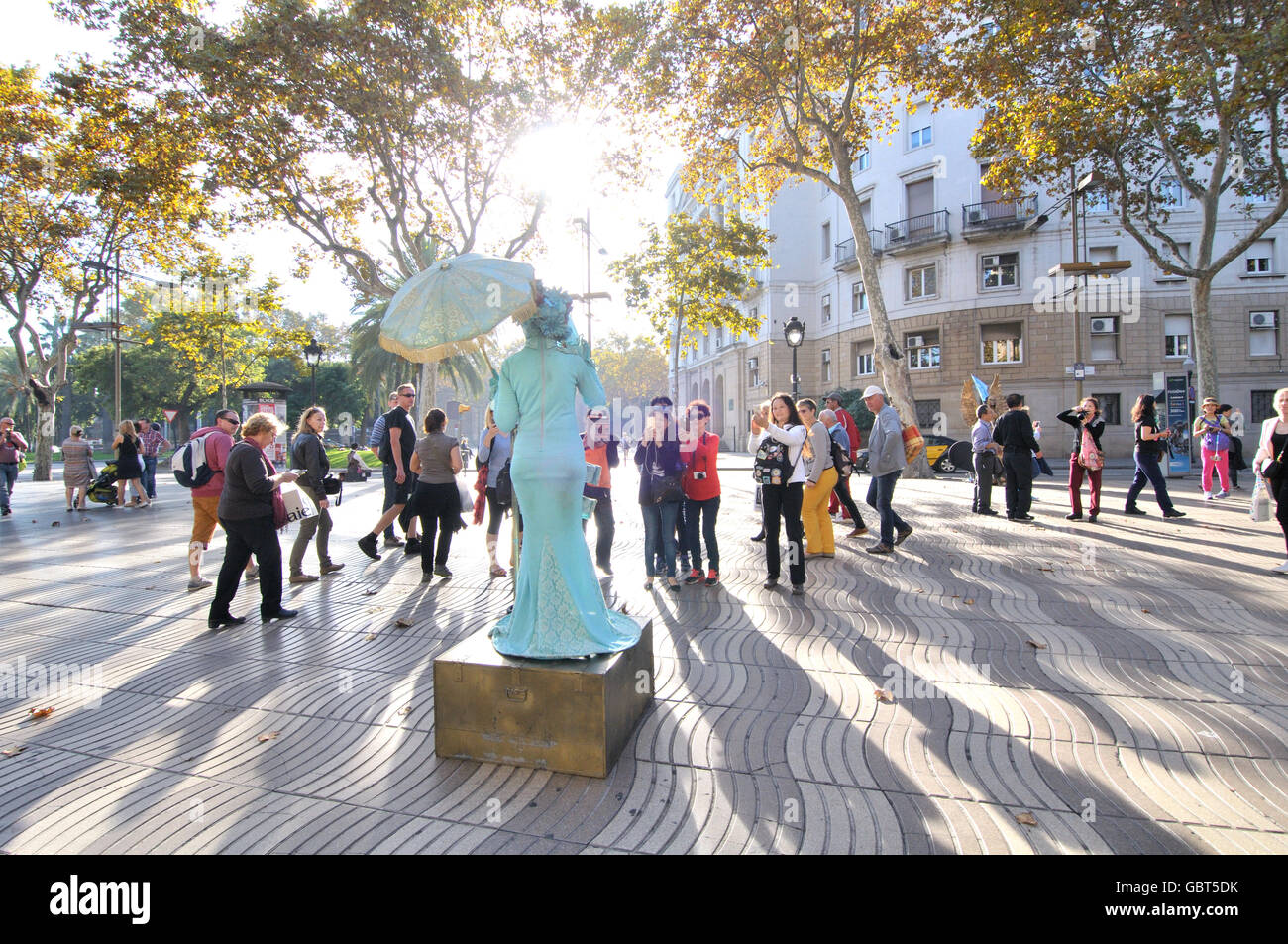 Human statues. La Rambla, Barcelona, Catalonia, Spain Stock Photo - Alamy