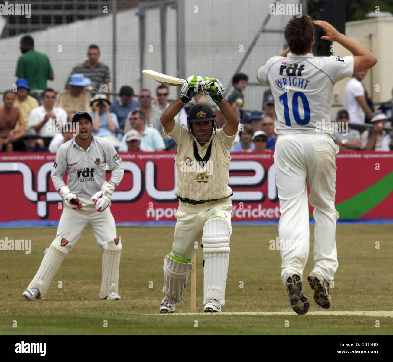 A batsman leaves ground hi-res stock photography and images - Alamy