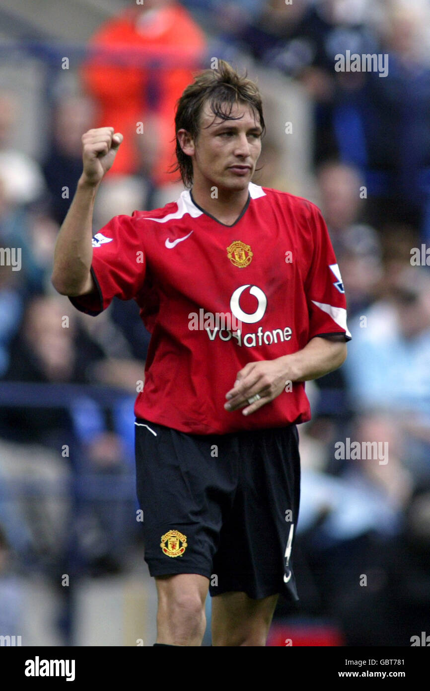 Manchester United's Gabriel Heinze celebrates scoring the opening goal ...
