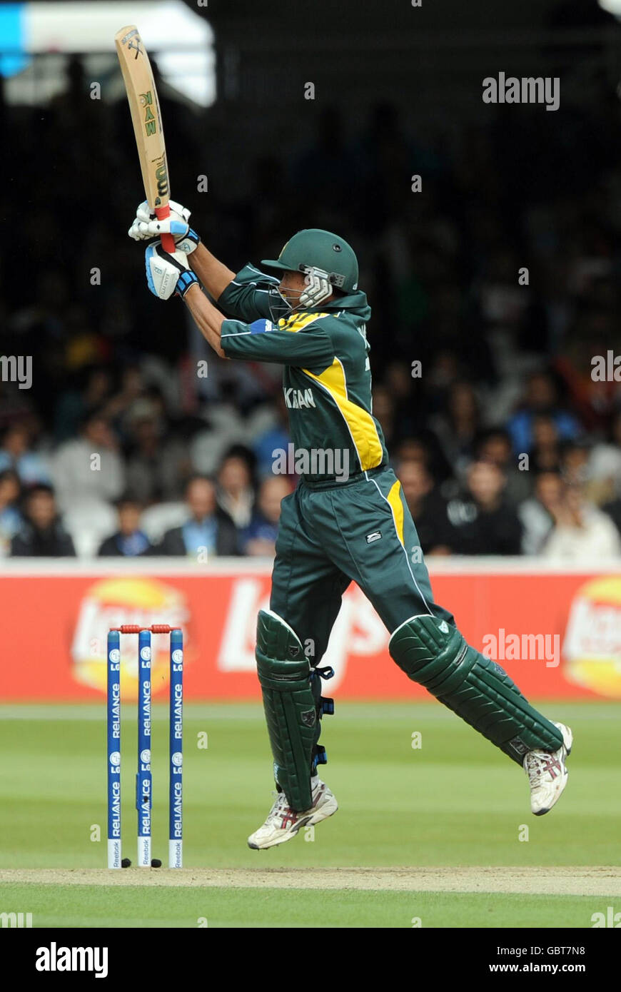 Sport cricket jumping batting hi-res stock photography and images - Alamy