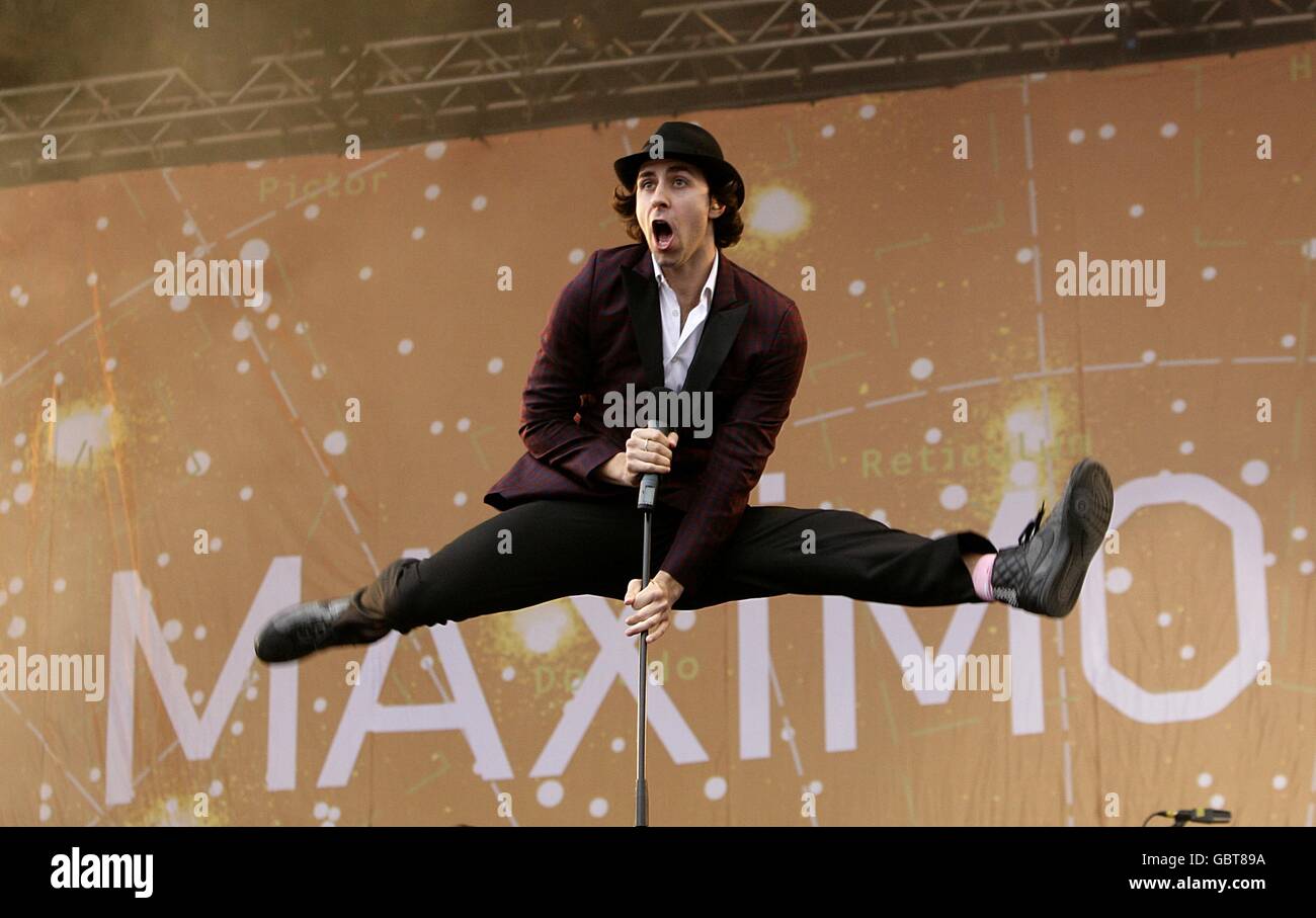 Paul smith maximo park performing isle wight festival hi-res stock ...