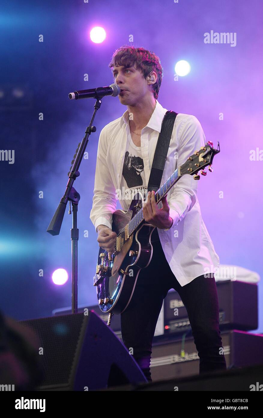Johnny Borrell of Razorlight performing during the Isle of Wight ...