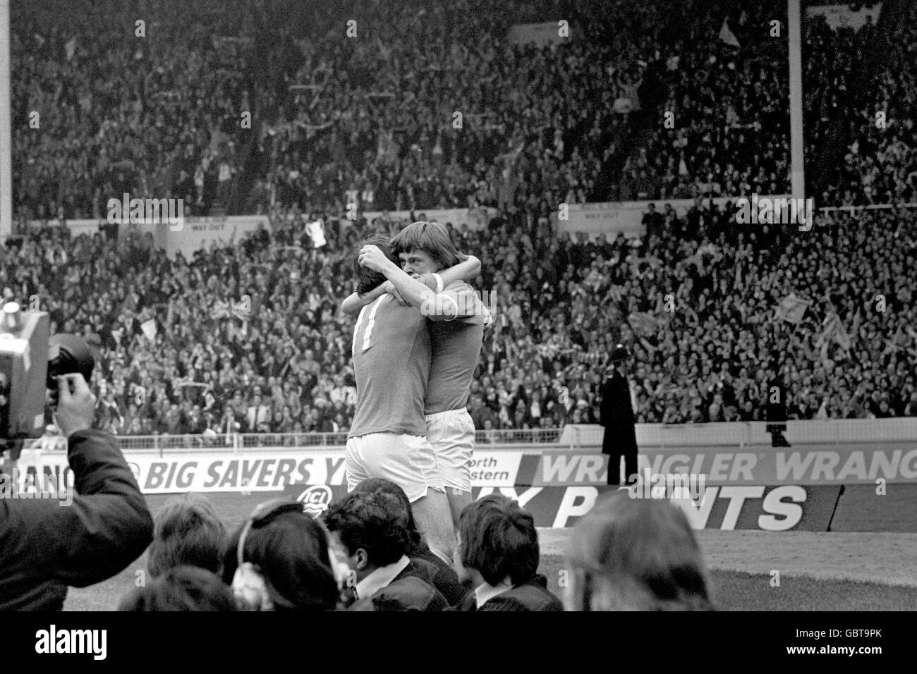 Manchester City's Peter Barnes (r) celebrates scoring the opening goal ...