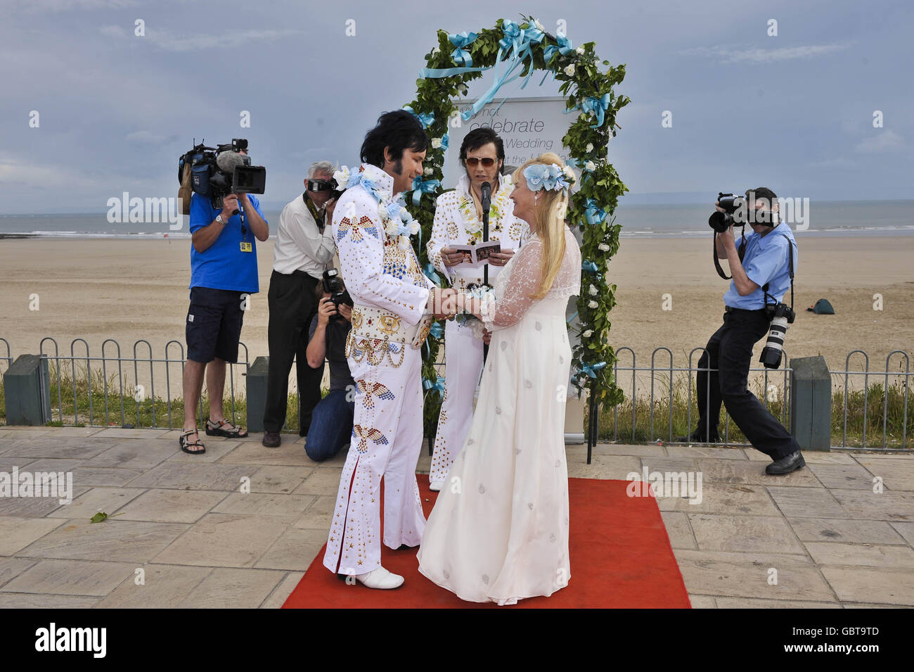 Steve Caprice, a leading professional Elvis Tribute Artist, and a fully ...