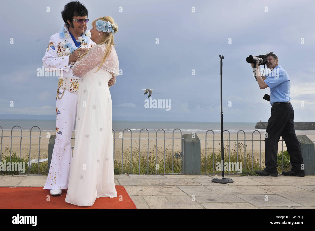 Elvis tribute artist wedding Stock Photo - Alamy
