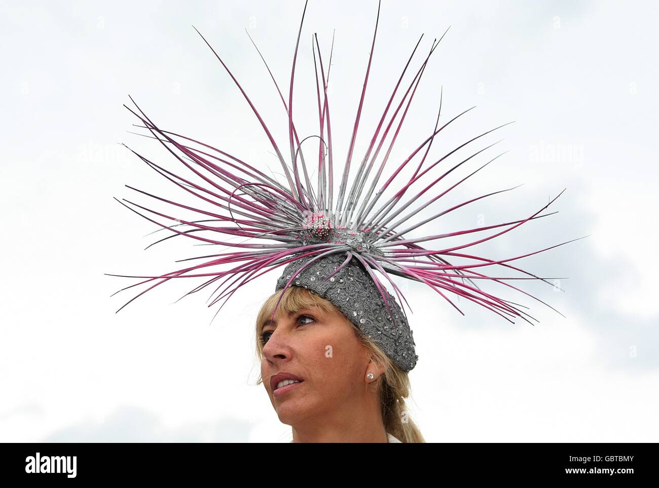 Paula matthews from leeds at ascot racecourse hi-res stock photography ...