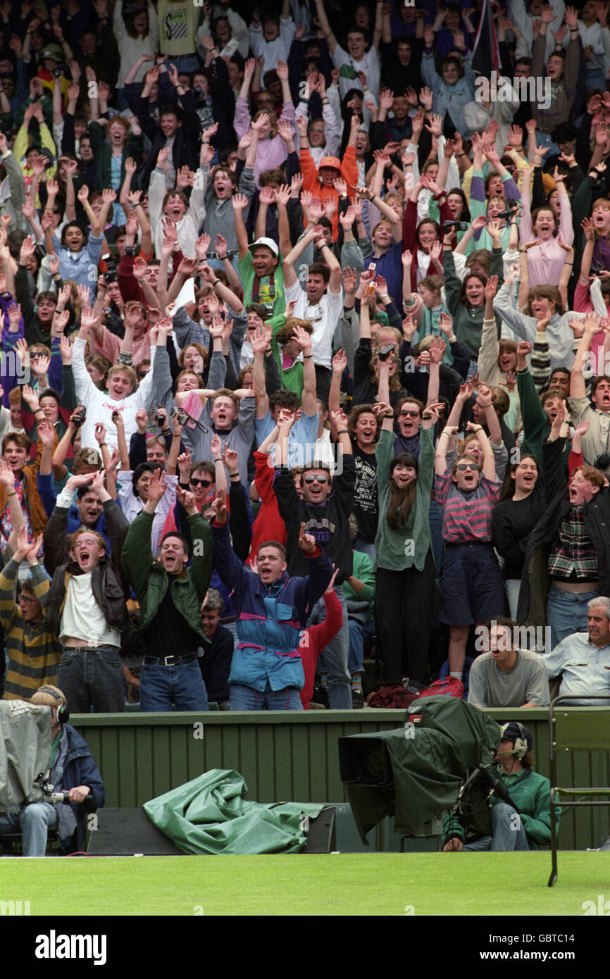Crowd celebrating seats hi-res stock photography and images - Alamy