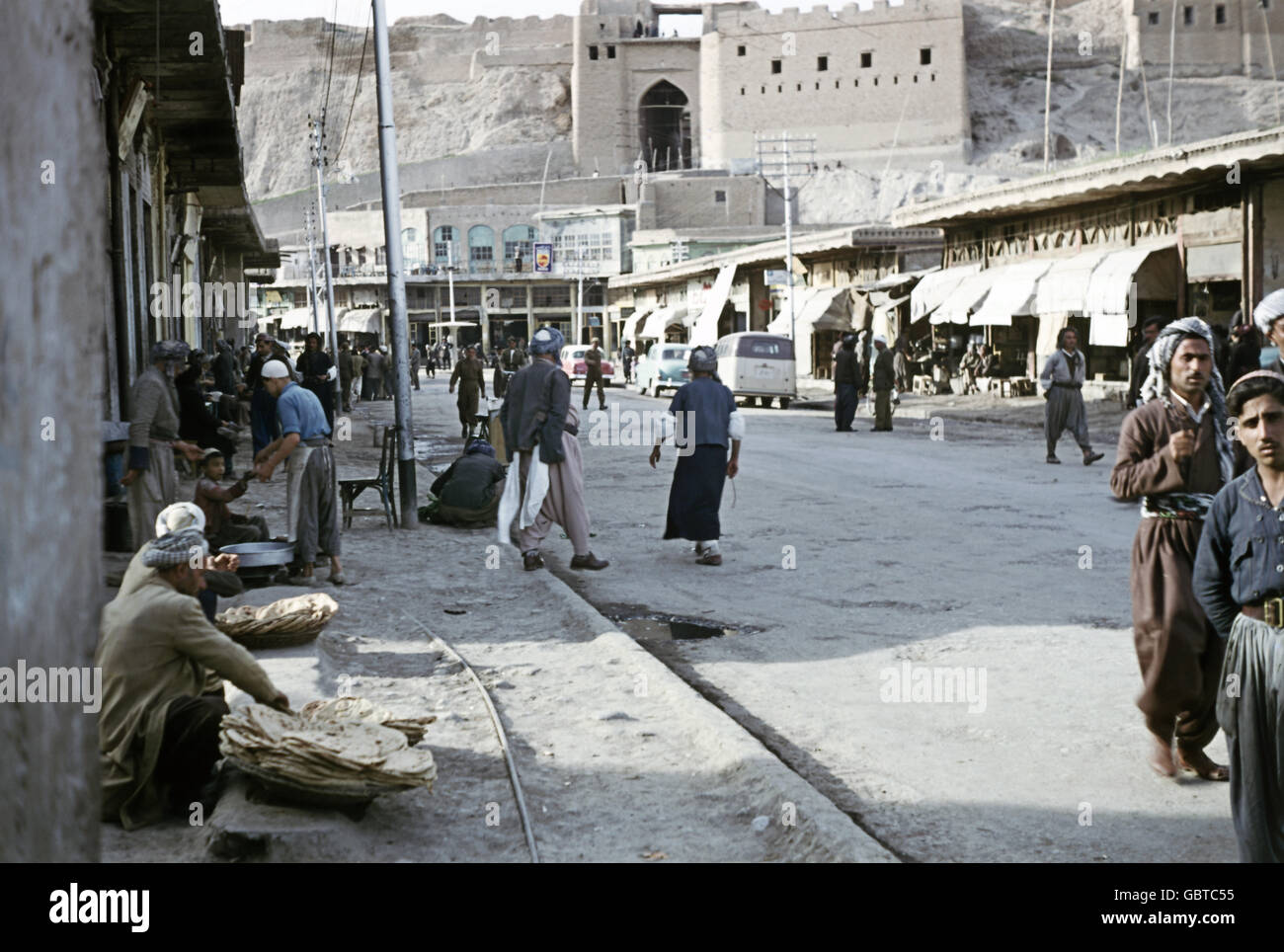 geography / travel, Iraq, Mosul, street scenes, vendors at the roadside ...