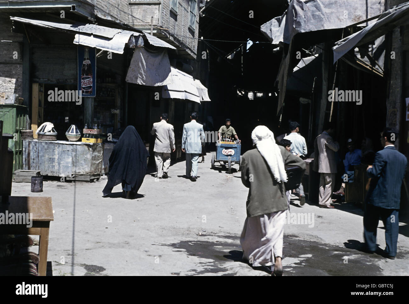 geography / travel, Iraq, Baghdad, street scenes, people in street ...