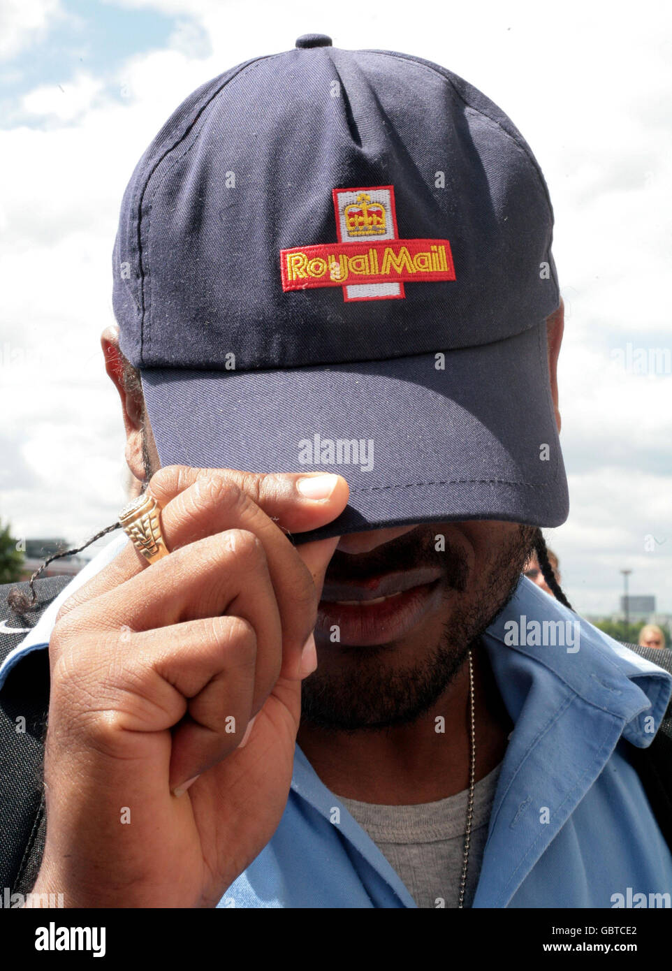 On strike outside the royal mail hq hi-res stock photography and images ...