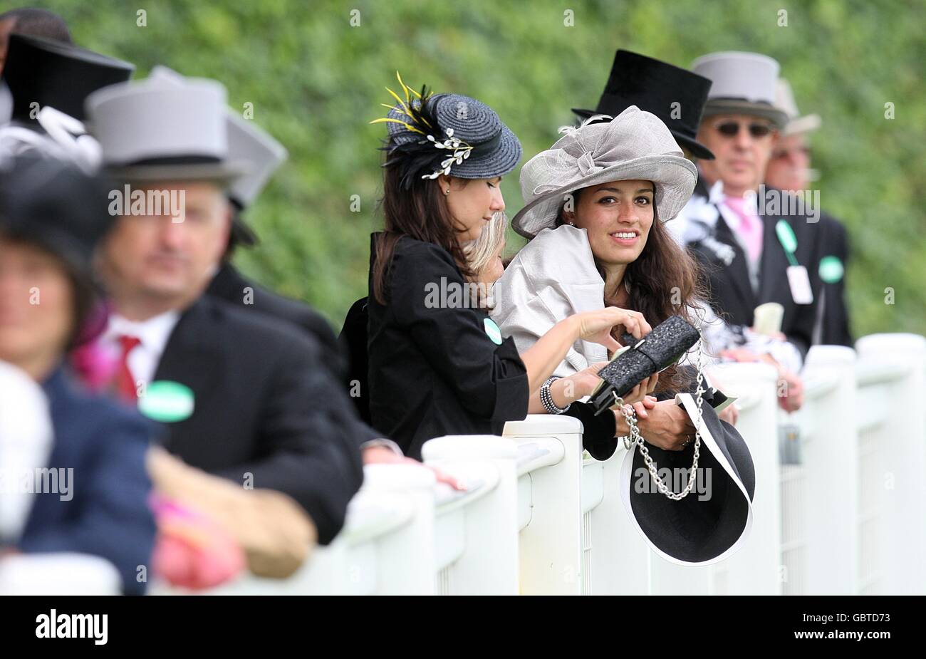 Spectators observe the days racing at ascot racecourse hi-res stock ...