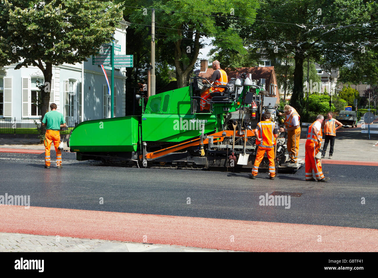 construction workers laying tarmac tarmacadam asphalt Stock Photo - Alamy