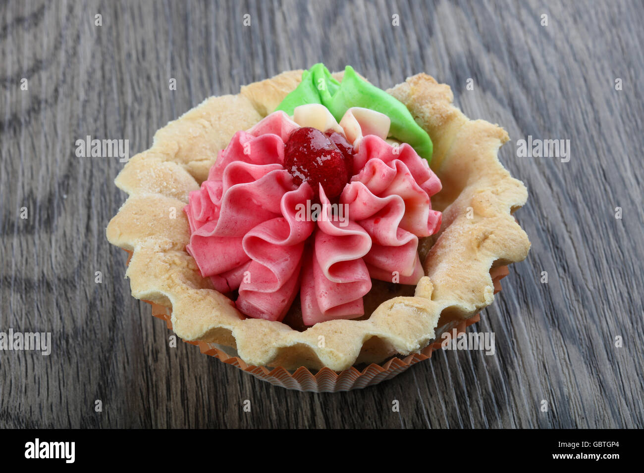 Fresh sweet shugary Cupcake with cream Stock Photo - Alamy
