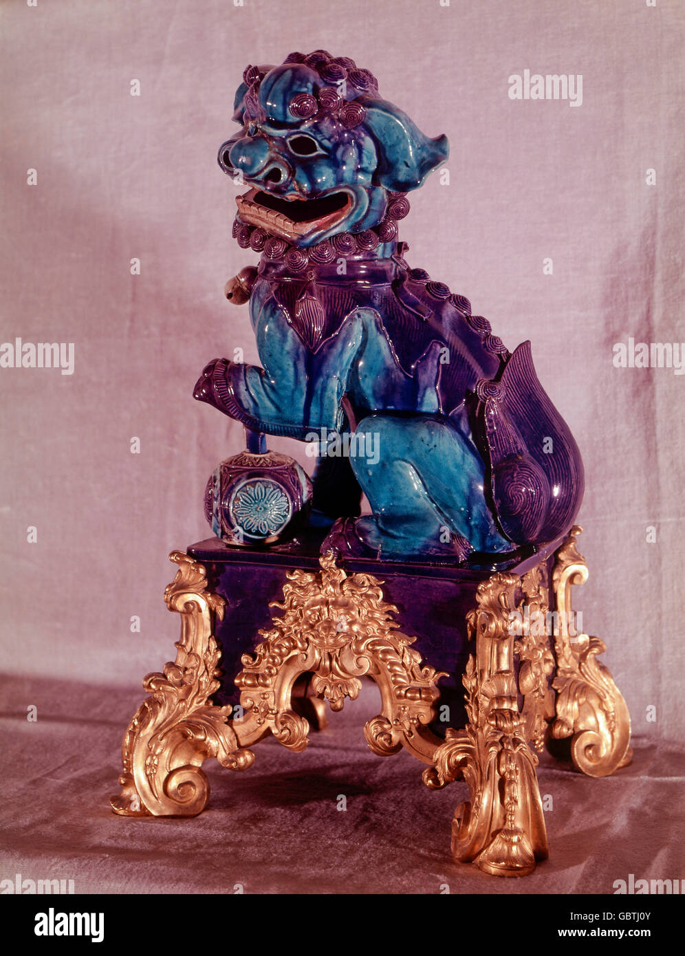 Statues of guardian animals hi-res stock photography and images - Alamy