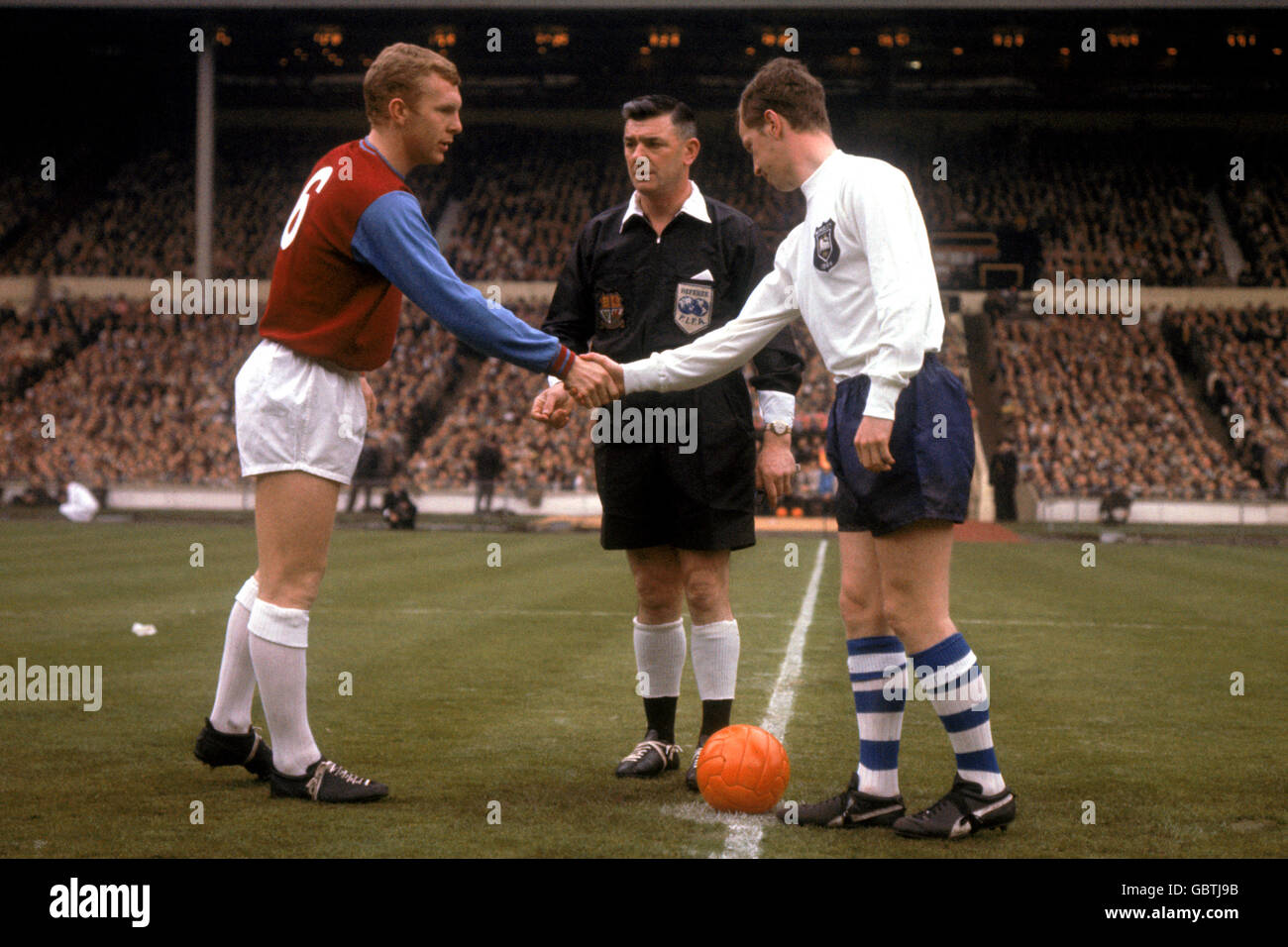 The two captains, West Ham United's Bobby Moore (l) and Preston North ...