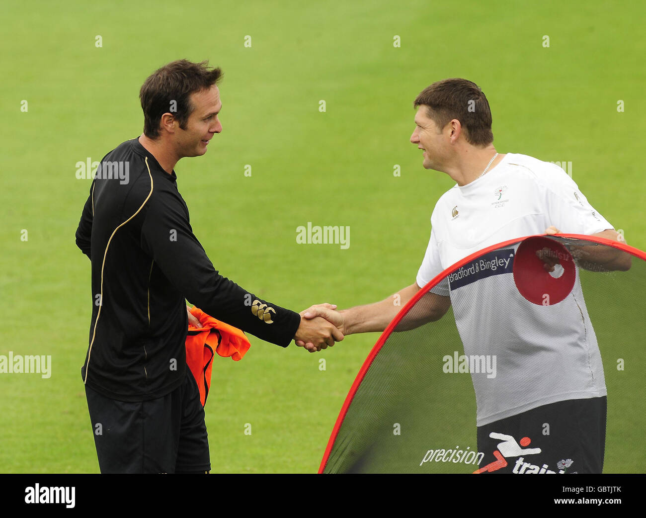 Sport cricket shaking hands hi-res stock photography and images - Alamy
