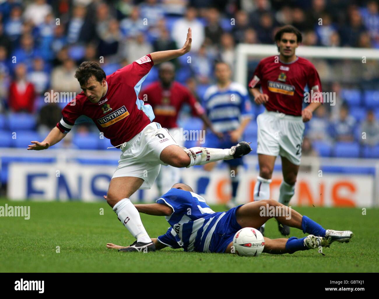 Reading's James Harper tackles Burnley's Robbie Blake Stock Photo - Alamy