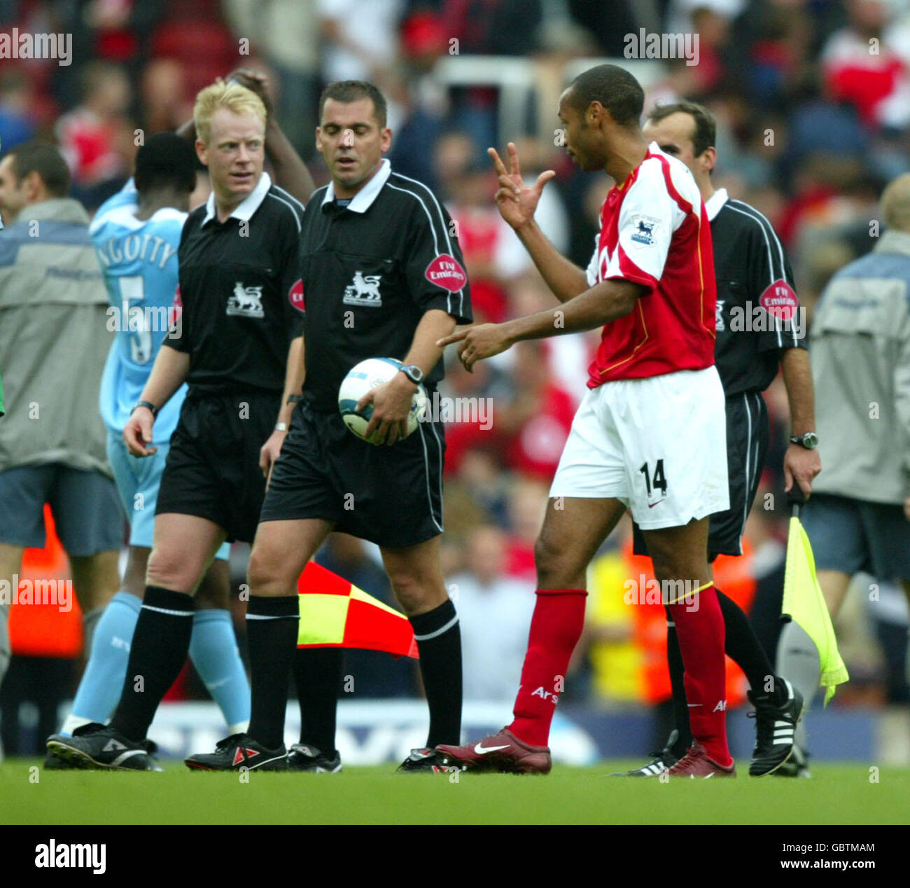 Referee phil dowd hi-res stock photography and images - Alamy