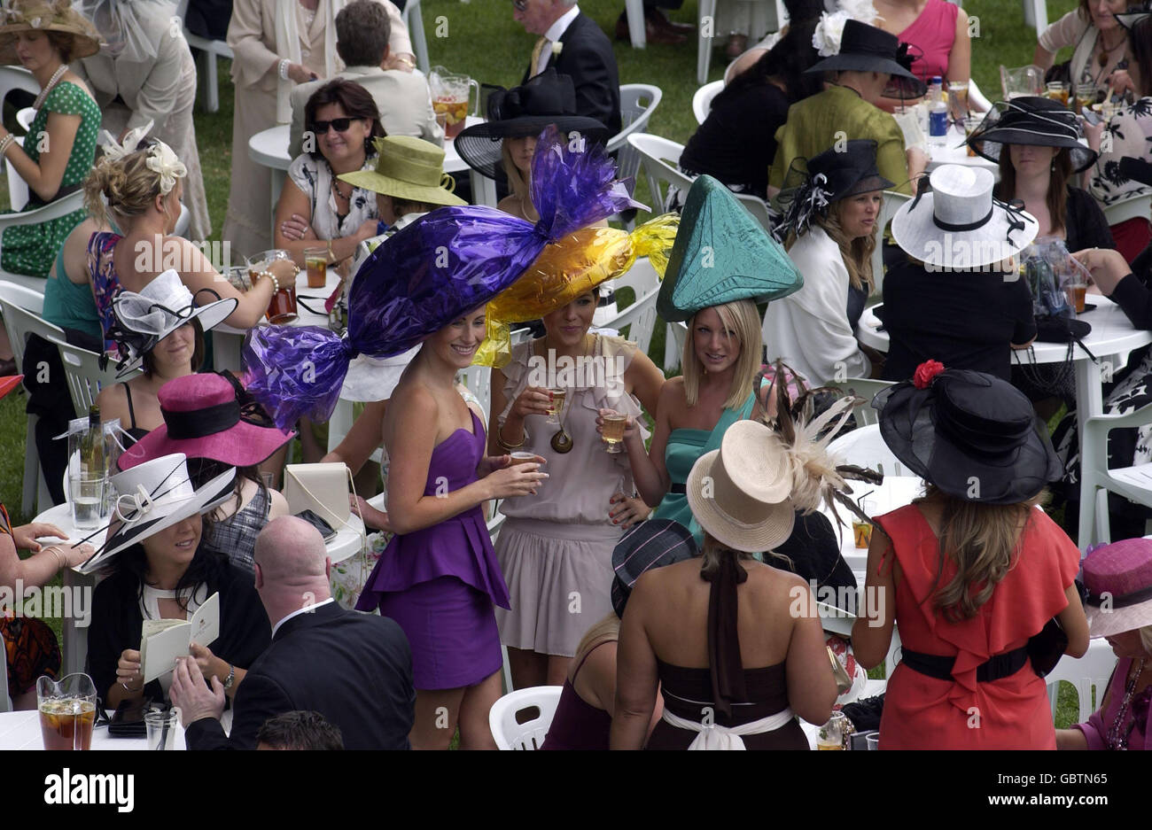 Royal ascot ladies day paphotocall hi-res stock photography and images ...