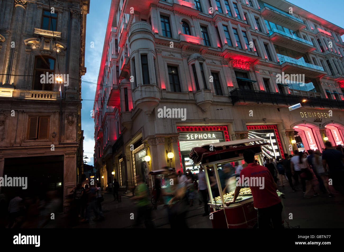 Nightlife istanbul hi-res stock photography and images - Alamy