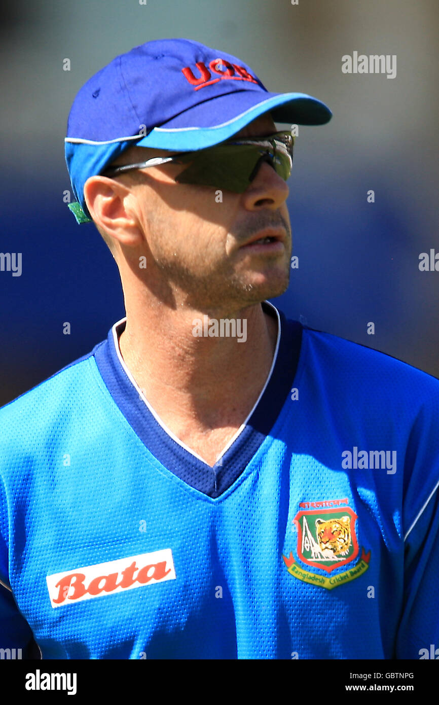 Cricket head head shot cap hi-res stock photography and images - Alamy