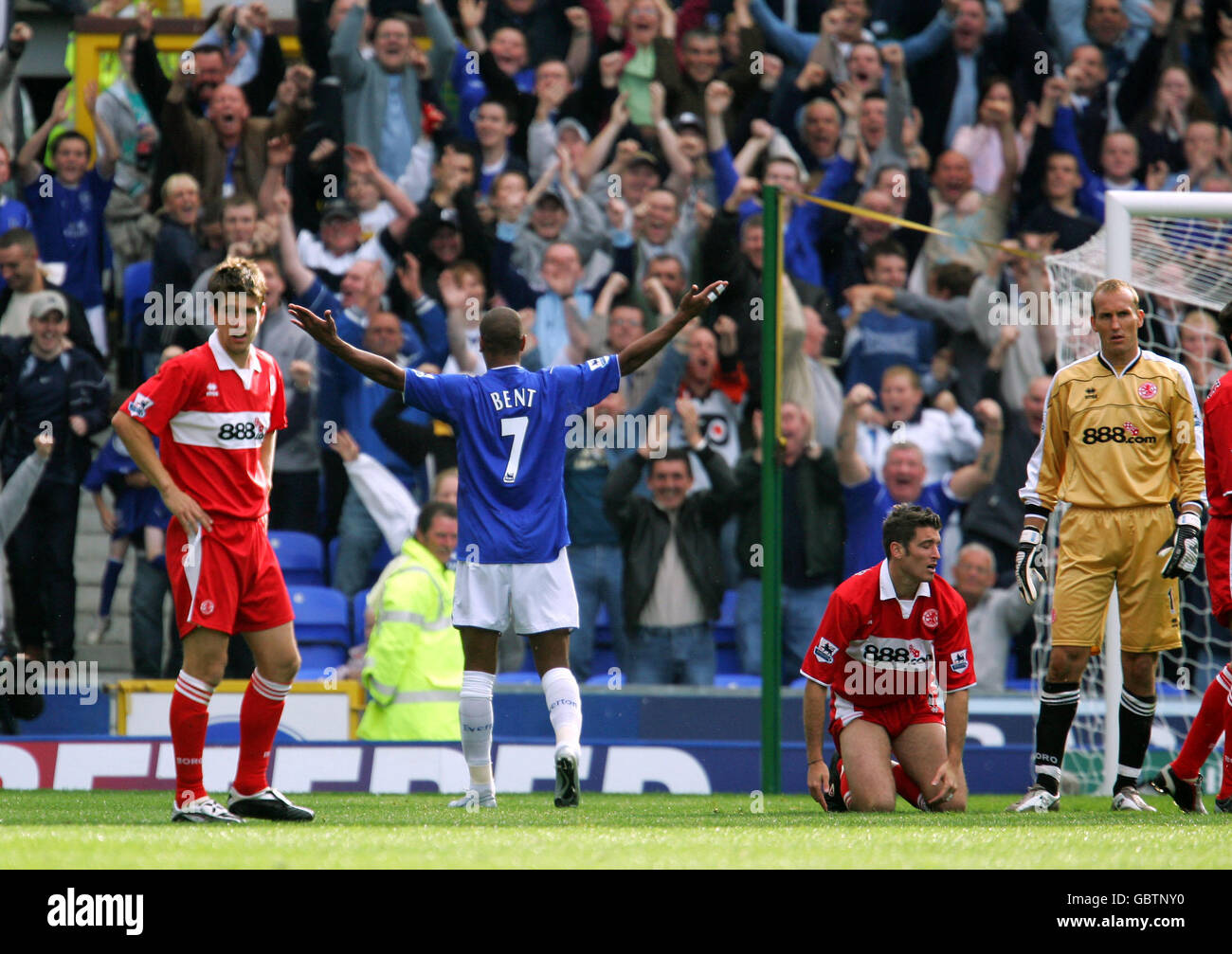 Everton's Marcus Bent celebrates after scoring the winning goal Stock ...