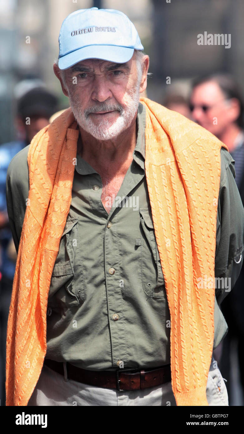 Sir Sean Connery walks along Edinburgh's Lotihan Road after talking to ...