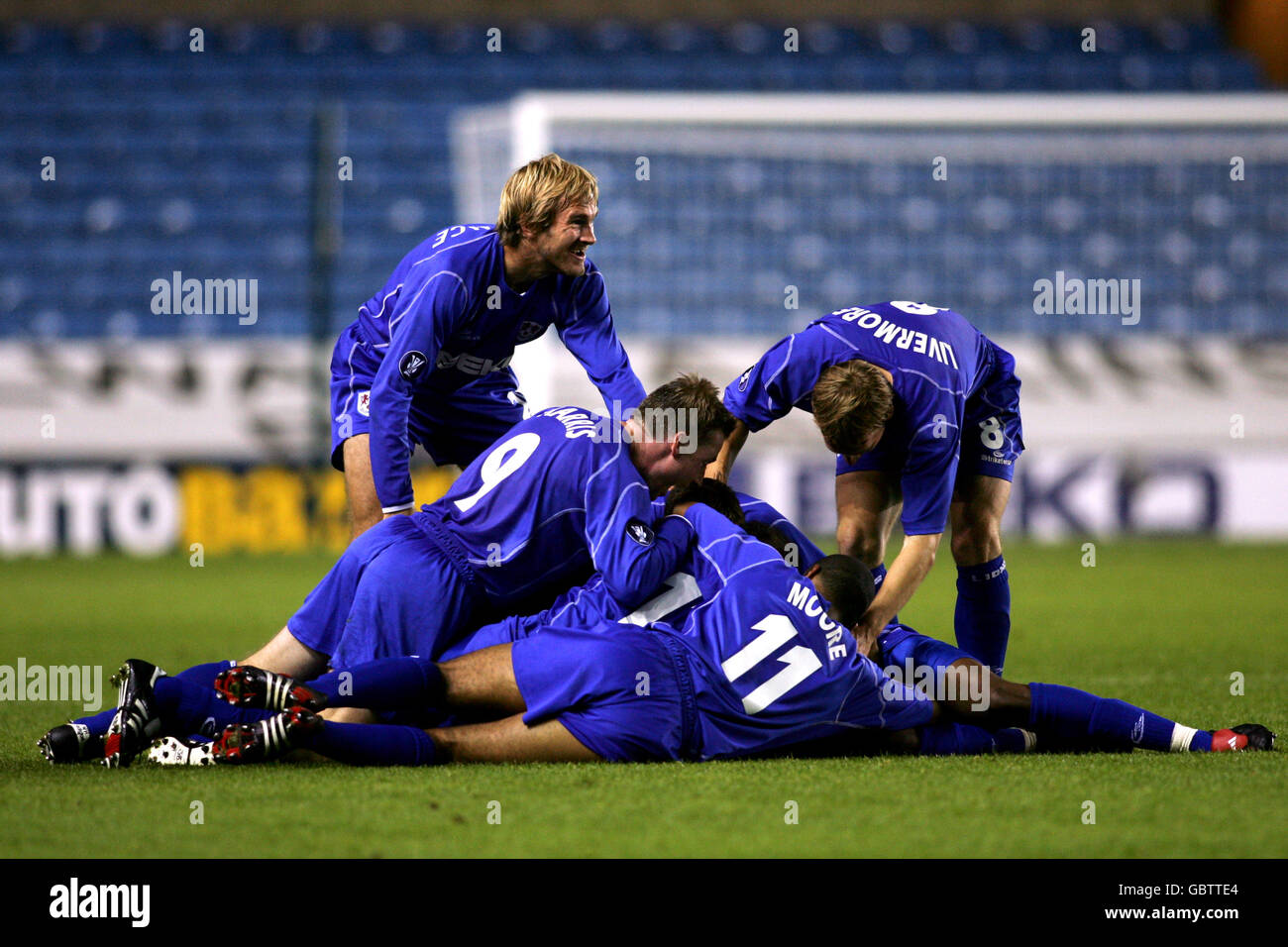 Millwall celebrate the opening goal hi-res stock photography and images ...