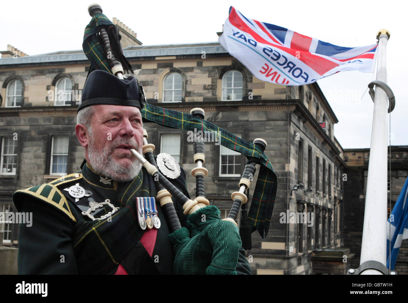 Flags raised hi-res stock photography and images - Alamy