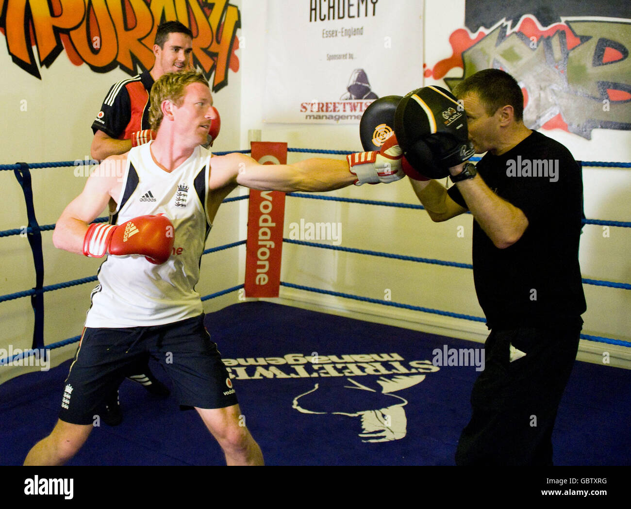 England cricketer Paul Collingwood boxing training with Jim McDonnell ...