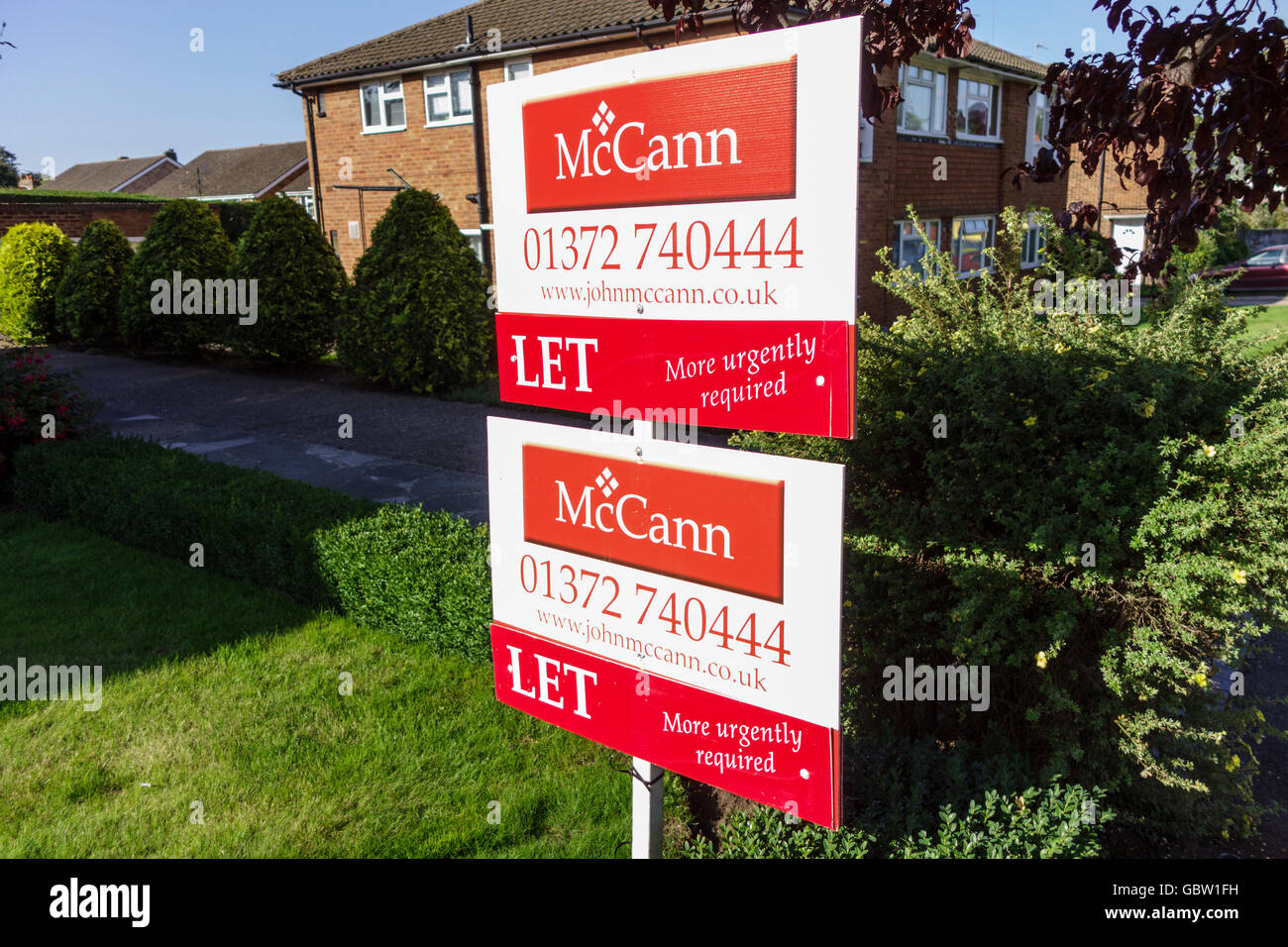 To let sign by estate agent, Surrey, UK Stock Photo - Alamy