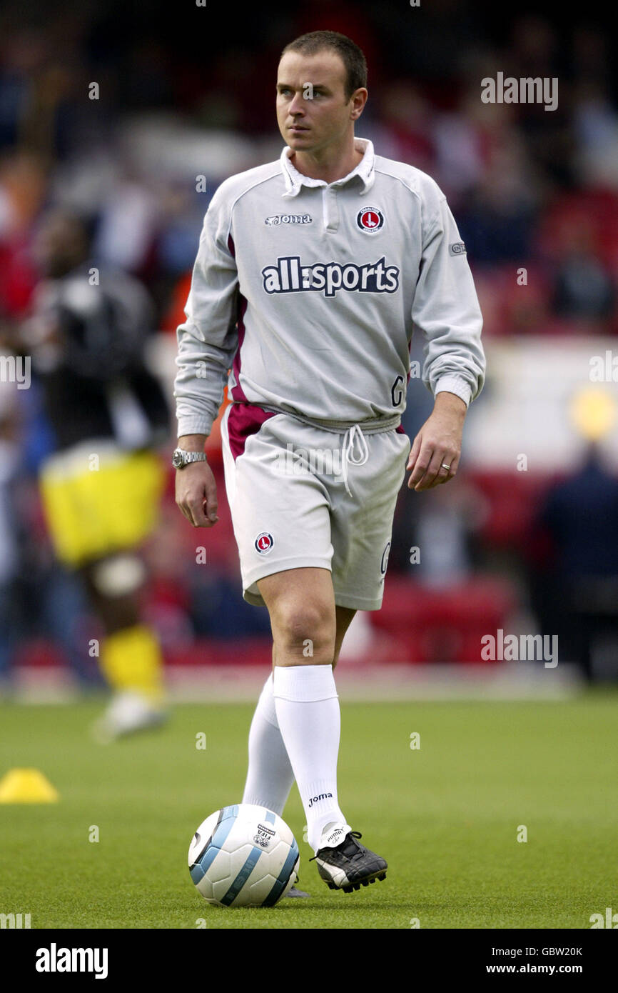Charlton athletics physio prior to game hi-res stock photography and ...