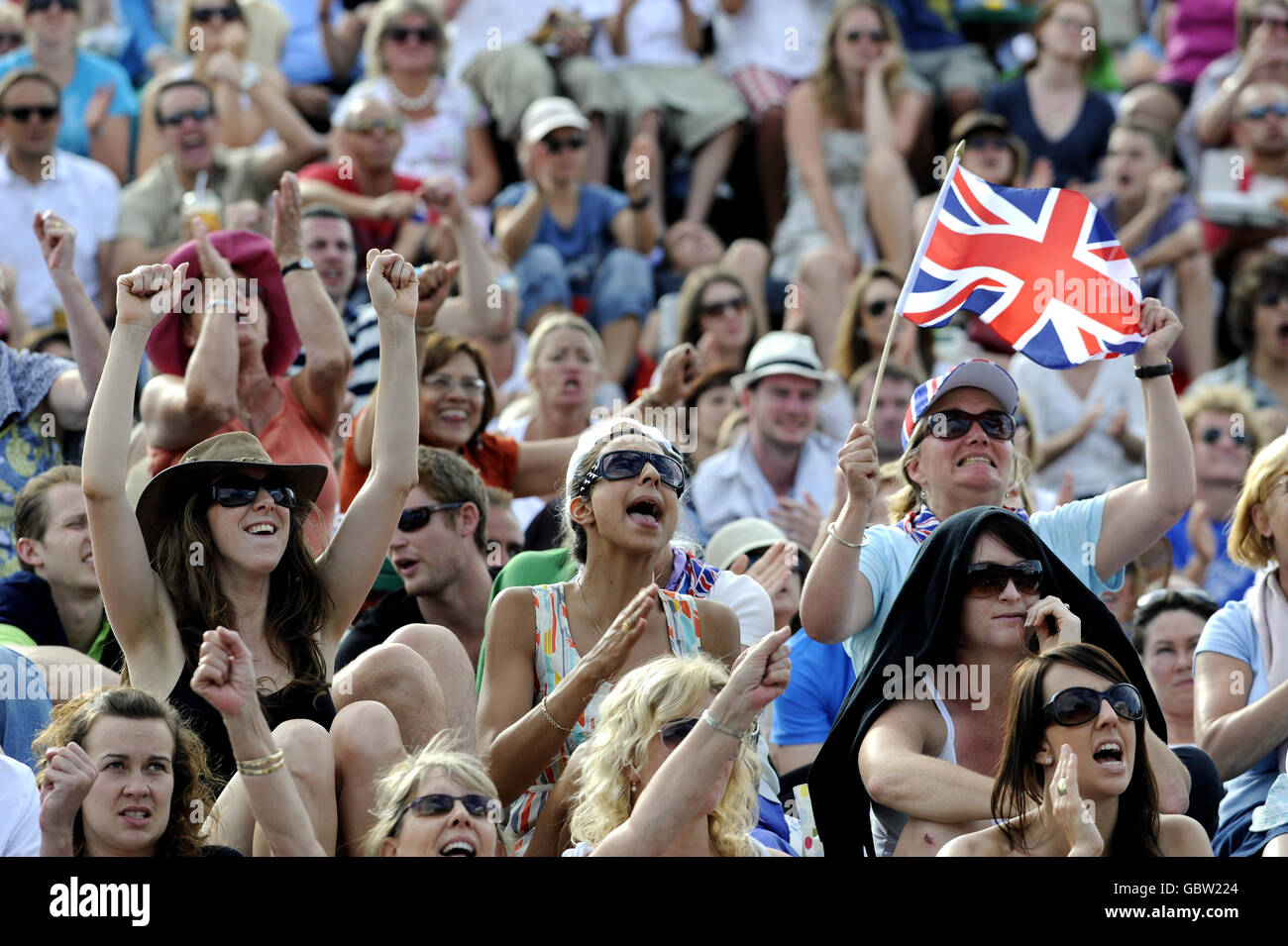 Tenis fans on Murray Mount watch Andy Murray play Andy Roddick during ...
