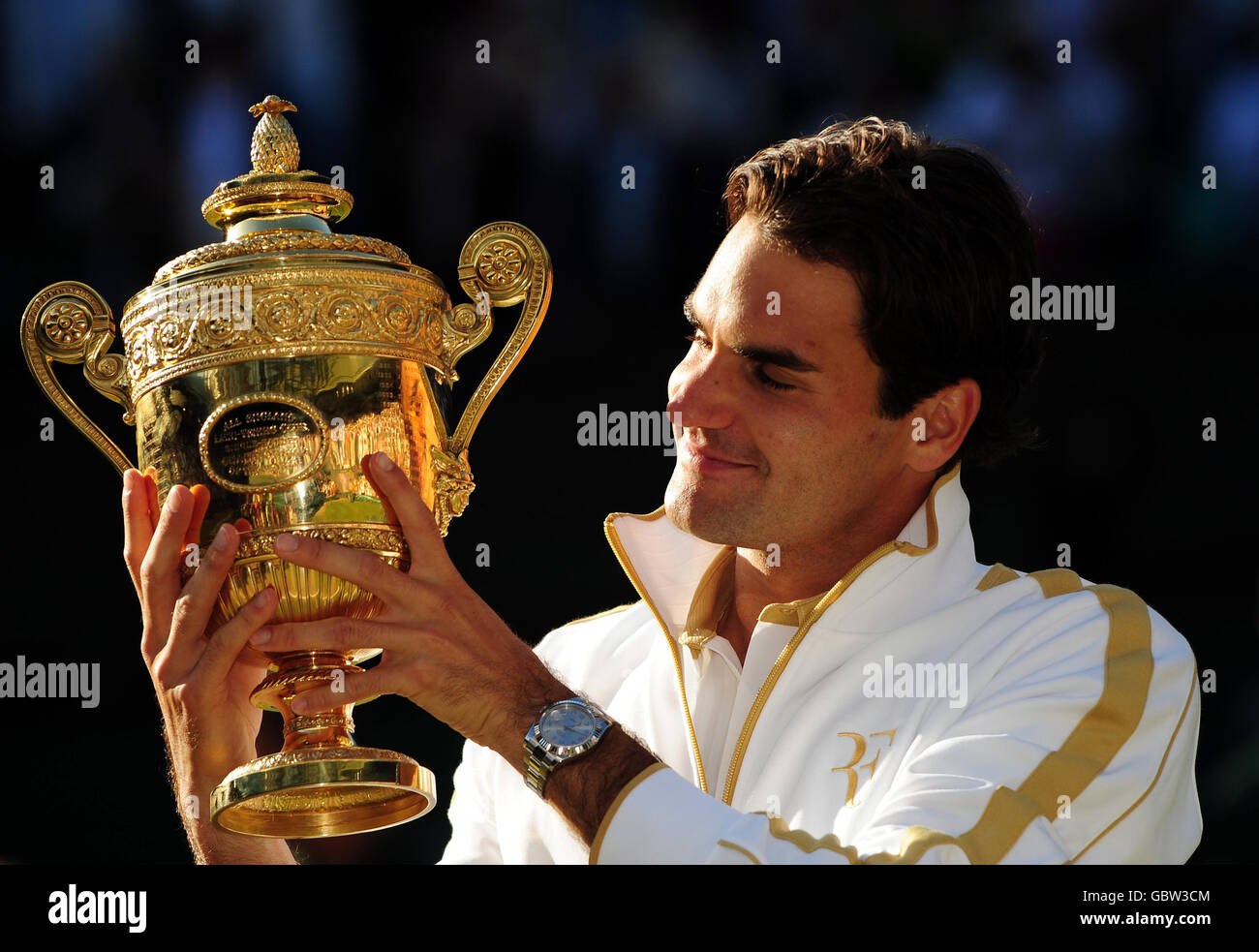 Federer 2009 wimbledon trophy hi-res stock photography and images - Alamy